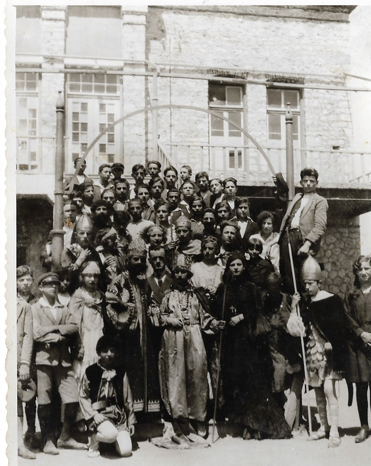 Φωτογραφία μαθητών της Ζωσιμαίας Σχολής από σχολική θεατρική παράσταση ...
