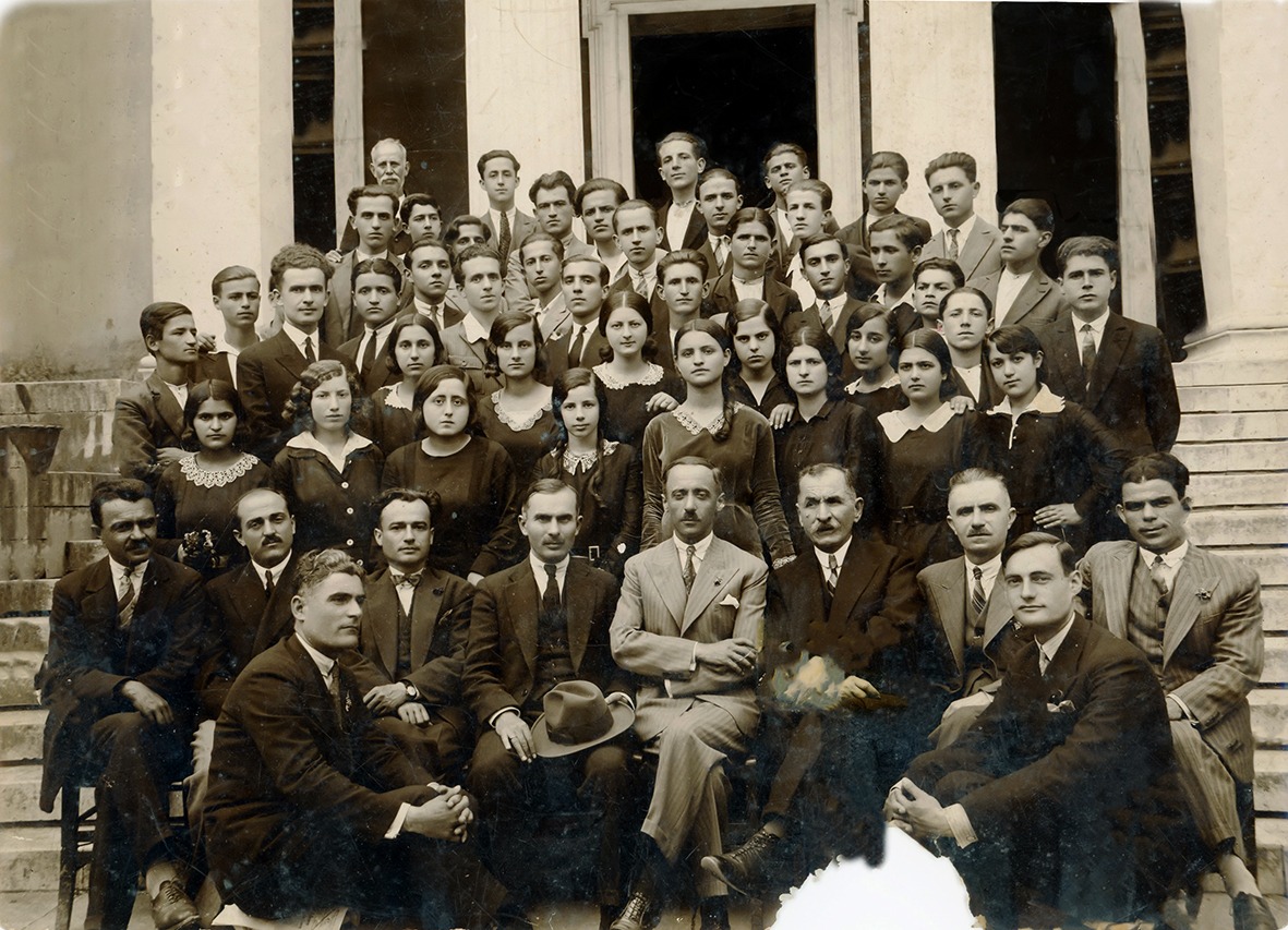 Μια φωτογραφία των αποφοίτων της Ζωσιμαίας Σχολής του έτους 1930 και το ...